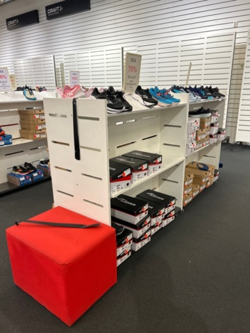 Shoe display 24 double-sided and 6 poufs - PS Auction - We value the ...