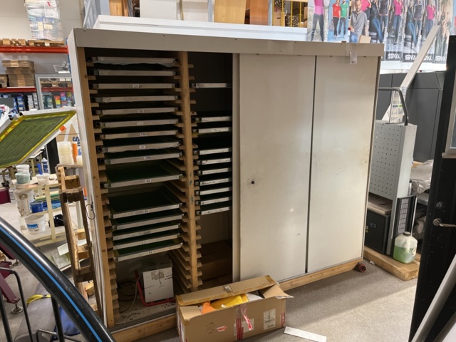 Screen cabinet with screen frames - PS Auction - We value the future ...
