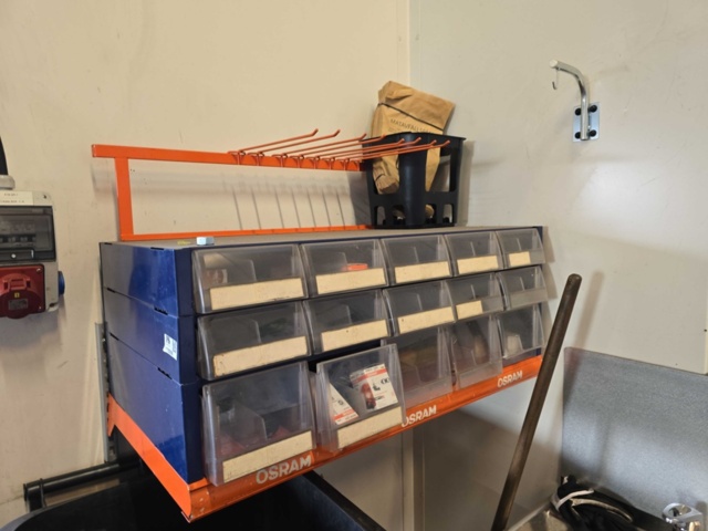 Osram assortment shelf including contents - PS Auction - We value the ...