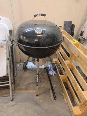 Ball grill including 5 chairs and table - PS Auction - We value the ...