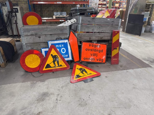 Sign carriers & road signs - PS Auction - We value the future - Largest ...