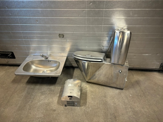 Rostfritt WC paket - stol, handfat och handtork - Auktioner online ...