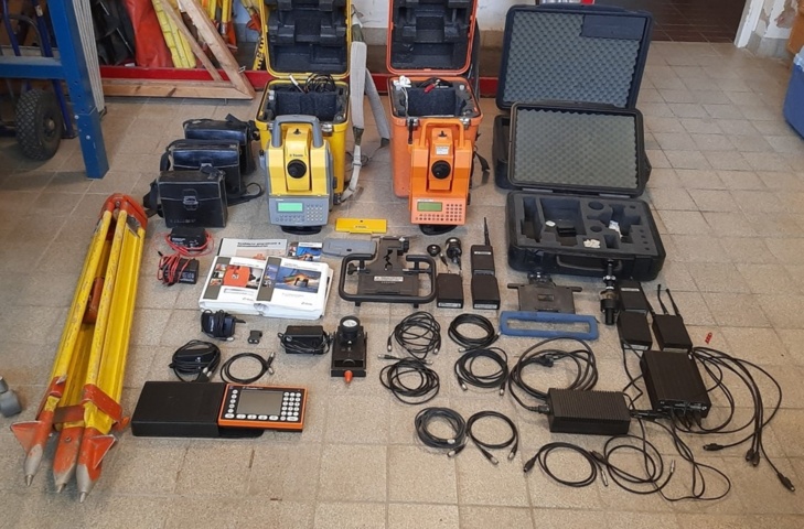 2 total stations with accessories for remote control - PS Auction - We ...
