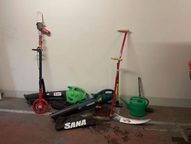 Hedge shears, scythe, leaf blower etc - PS Auction - We value the ...