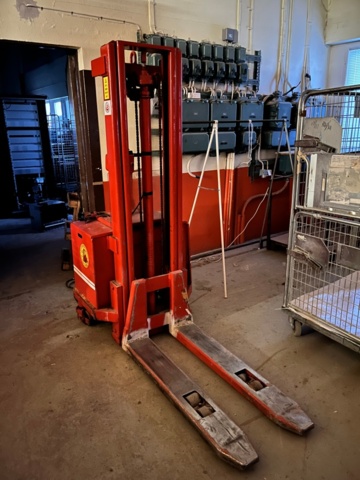 Led stacker BT (Charging poorly) - PS Auction - We value the future ...