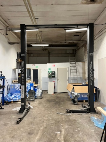 2 pillar lift Nordic 4 ton with electric lock - PS Auction - We value ...