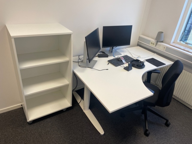 Office furniture, desks, computer screens, charging station and more ...