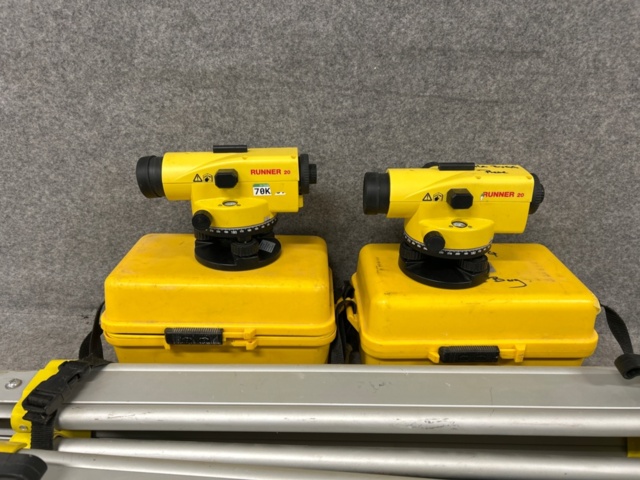 2 optical balancing instruments, Leica Runner 20 - PS Auction - We ...