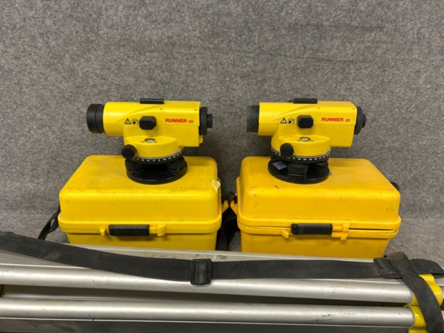 2 optical balancing instruments, Leica Runner 20 - PS Auction - We ...
