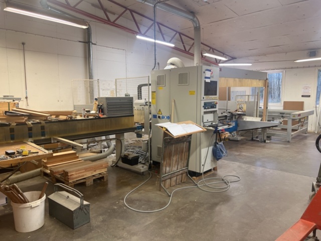 CNC router for wood with infeed table and outfeed belt - Masterwood ...