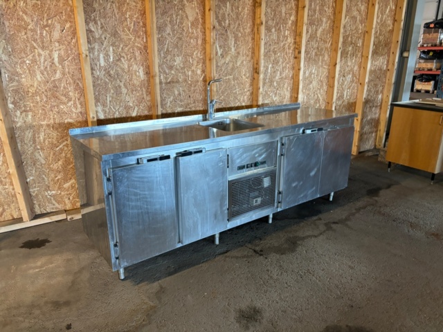 Cooler bench with ho with tap in the middle. - PS Auction - We value ...