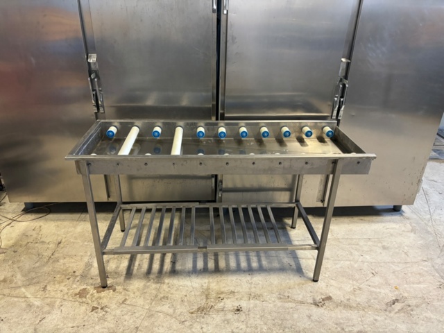Dispensing bench with rollers and grid undershelf - PS Auction - We ...