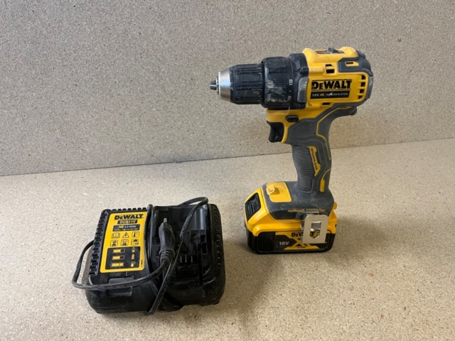 Screwdriver DeWalt DCD 708 with charger and battery - PS Auction - We ...