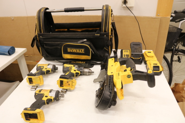 DeWalt package with four machines and bag - PS Auction - We value the ...