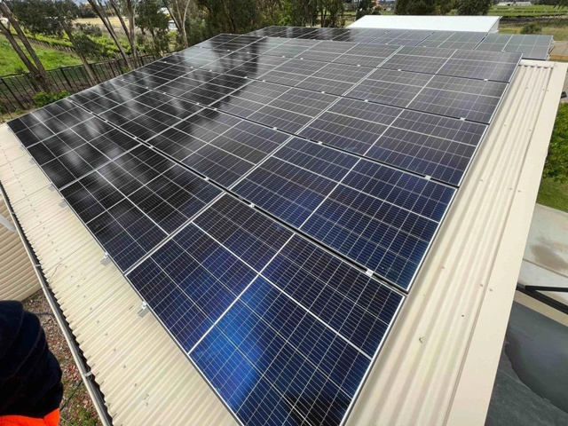 Solar cell package with hybrid inverter, 10 solar panels and mounting ...