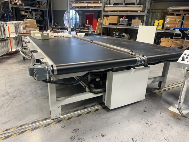Weighing table/Folding table on rail and conveyor belt - Lecab Material ...