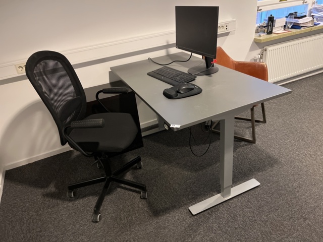 Office workstation - Electric desk, chairs, computer monitor and more ...
