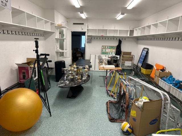 Everything solved in the locker room - PS Auction - We value the future ...