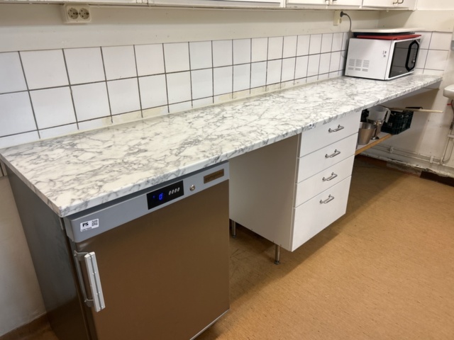 Laminate countertop and countertop cabinet - PS Auction - We value the ...
