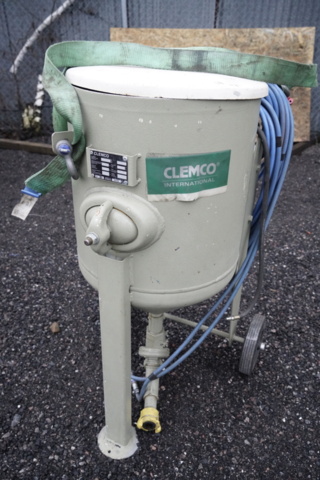 Free jet blaster Clemco 100L - PS Auction - We value the future ...