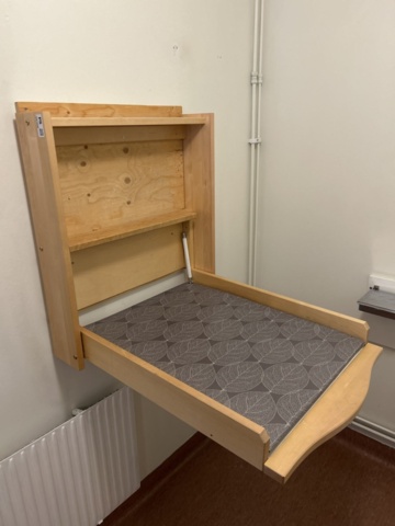 Wall-mounted changing table - PS Auction - We value the future ...