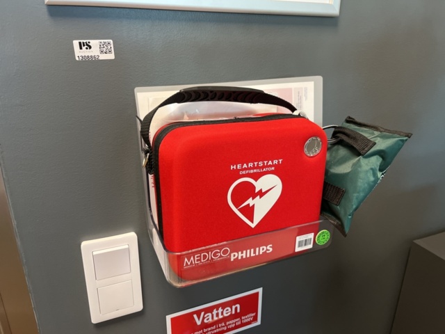 Defibrillator with accessories - Philips HeartStart - PS Auction - We ...