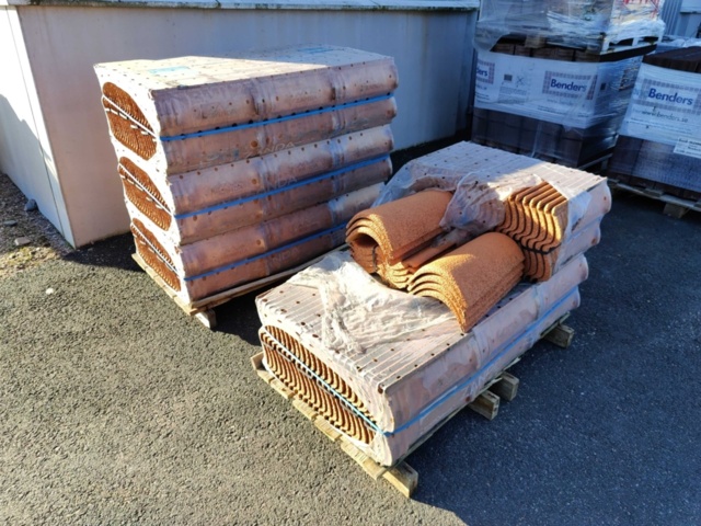 Approximately 316 2-cup roof tiles Sanda T-Red - PS Auction - We value ...