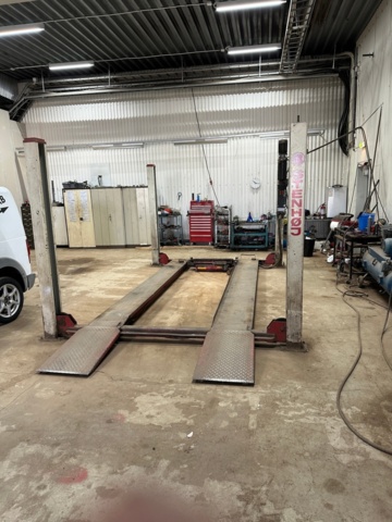 Four-pillar lift Stenhøj with wheel lift 4000kg - PS Auction - We value ...