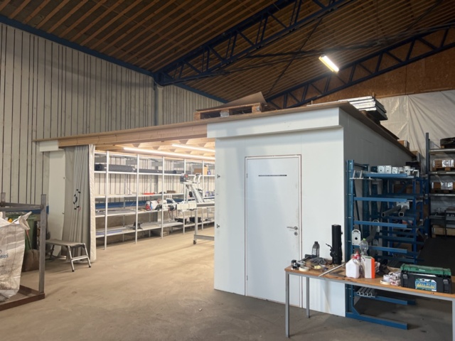 Entresolplan ca 10x7 meter med plåthyllor, värmepump och elcentral för ...