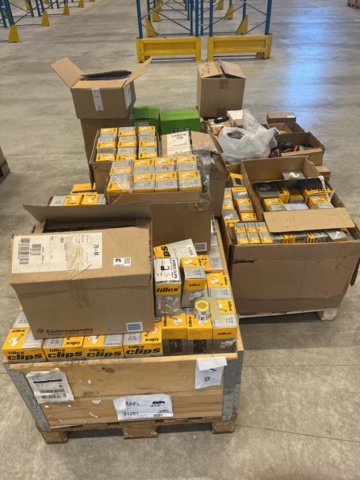 Construction and electrical accessories on 4 pallets - PS Auction - We ...