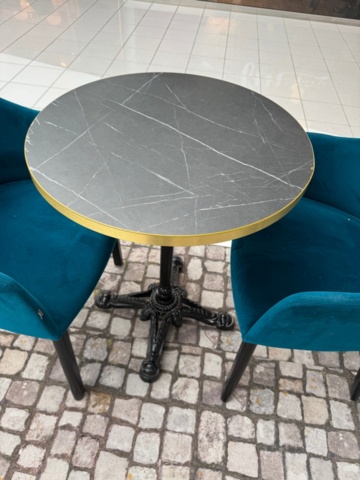 2 round tables - PS Auction - We value the future - Largest in net auctions
