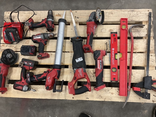 Stool with various hand tools Milwaukee - PS Auction - We value the ...