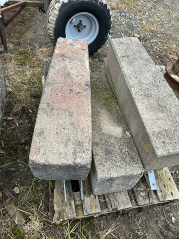 Concrete plinth with fixed irons - PS Auction - We value the future ...
