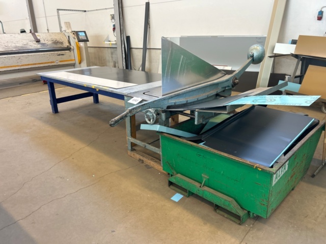 Manual sheet metal shears, cutting width 1 meter, work table 250 x ...