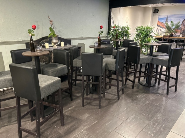 Bar table and bar stools brand Sitz design - PS Auction - We value the ...