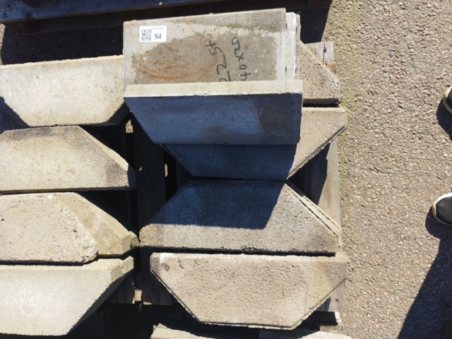 Edge blocks, concrete, wedge-shaped, gray, mixed lot - PS Auction - We ...