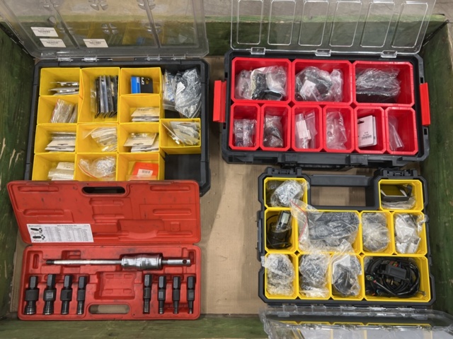 3 assortment boxes with contents, 1 bearing puller - PS Auction - We ...