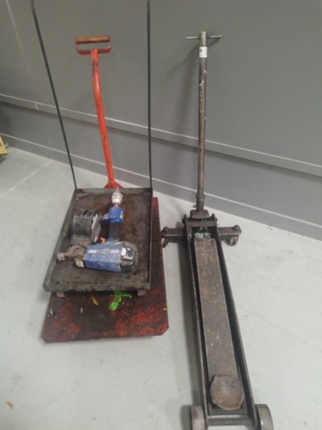 Verkstadsvagn & garagedomkraft, 2 st – hjulförsedda, stålramar, manuell ...