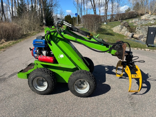Kompaktlastare Avant med grip & rotator - Auktioner online ...