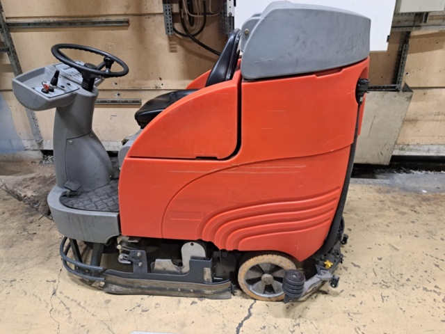 Ride-on combi scrubber – Hako Hakomatic B750R - PS Auction - We value ...