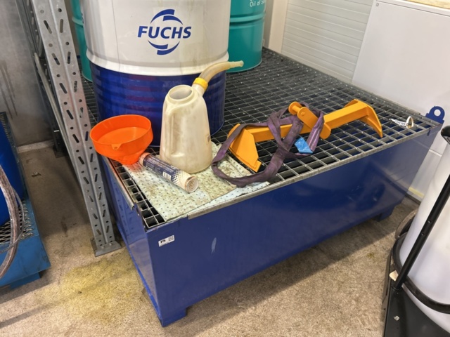 Collection container for chemicals/oil - PS Auction - We value the ...
