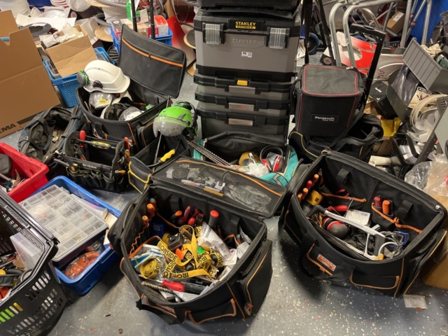 Collection of tool bags with various contents - PS Auction - We value ...