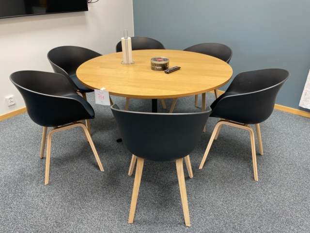 Runt mötesbord med 6 stolar - HAY - Auktioner online - Nätauktioner ...