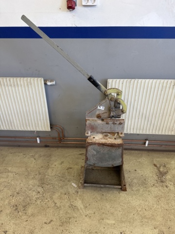 Bench sheet metal shears with stand - PS Auction - We value the future ...
