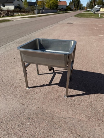 Stor rostfri balja med sil, höj/sänkbara ben - Auktioner online ...