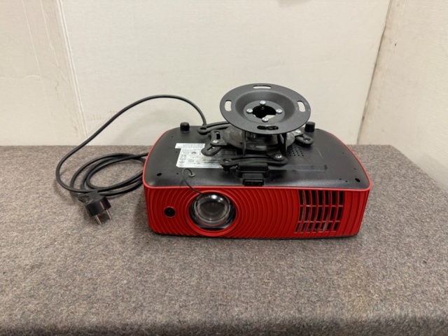 Projector med motordriven stor duk - Auktioner online - Nätauktioner ...