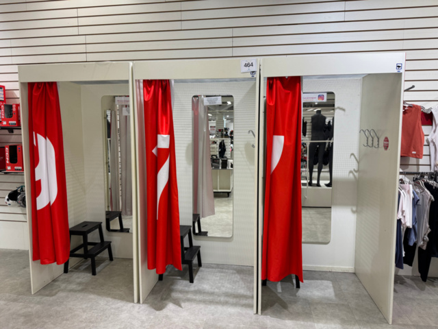 Fitting room booths 3pcs, with spotlight and mirror - PS Auction - We ...