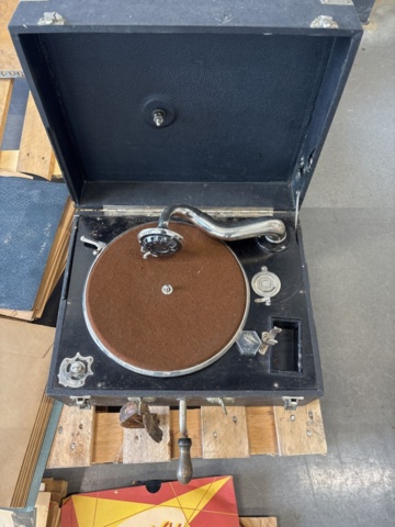 Crank gramophone including records - PS Auction - We value the future ...