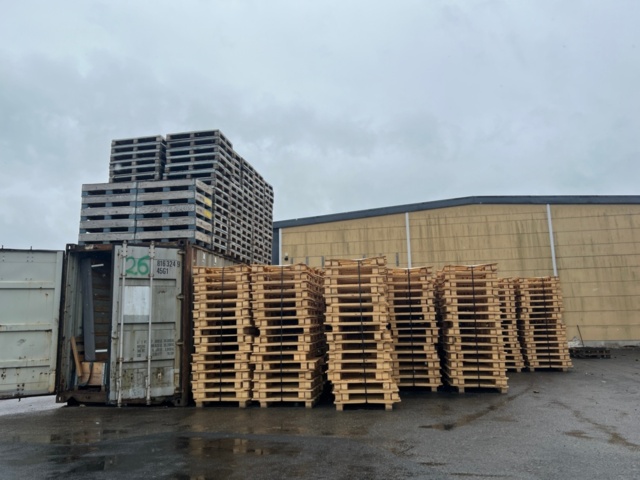 Mixed lot of pallets, wooden materials, tools and spare parts from ...