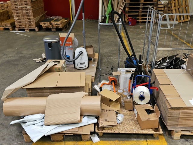 Collection of various equipment and accessories - PS Auction - We value ...